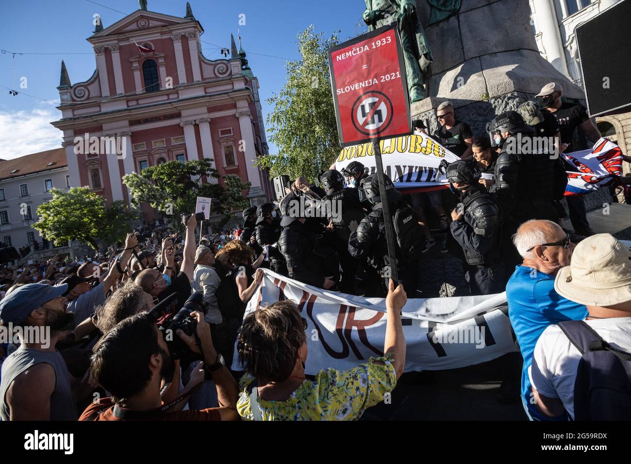 A far-right group called Yellow Vests clash with the protesters during ...