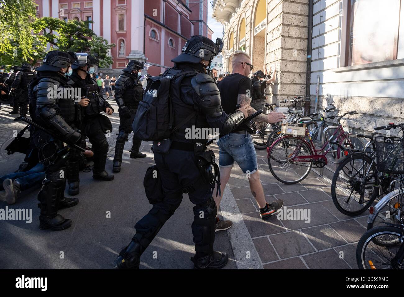 Riot police makes arrests of members of far-right group called Yellow ...