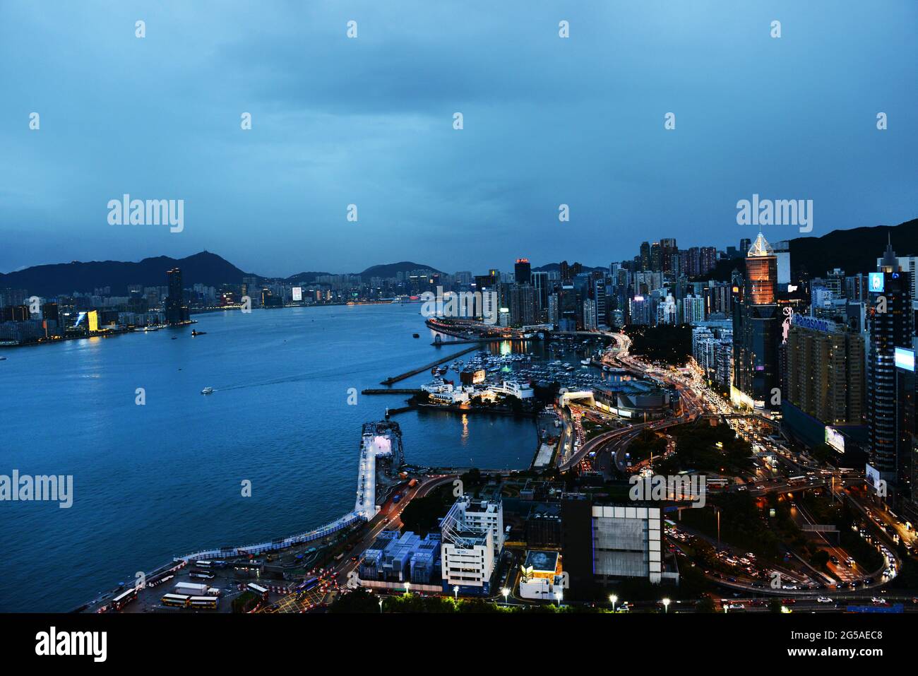 A view of Victoria harbour and the HK island waterfront in Causway Bay ...