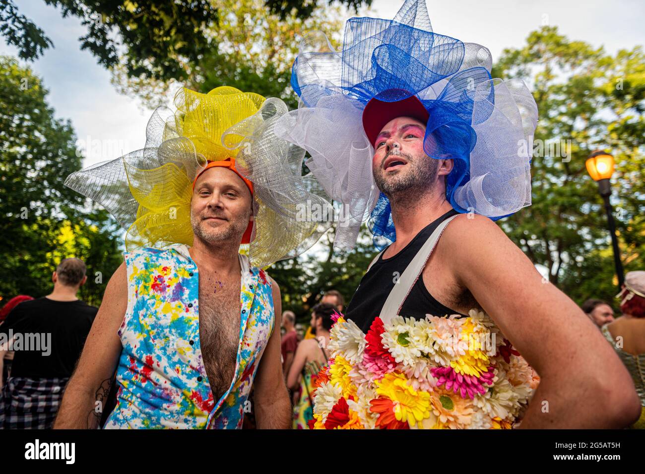 Hundreds Of Drag Queens and Kings filled the streets for the 27th ...