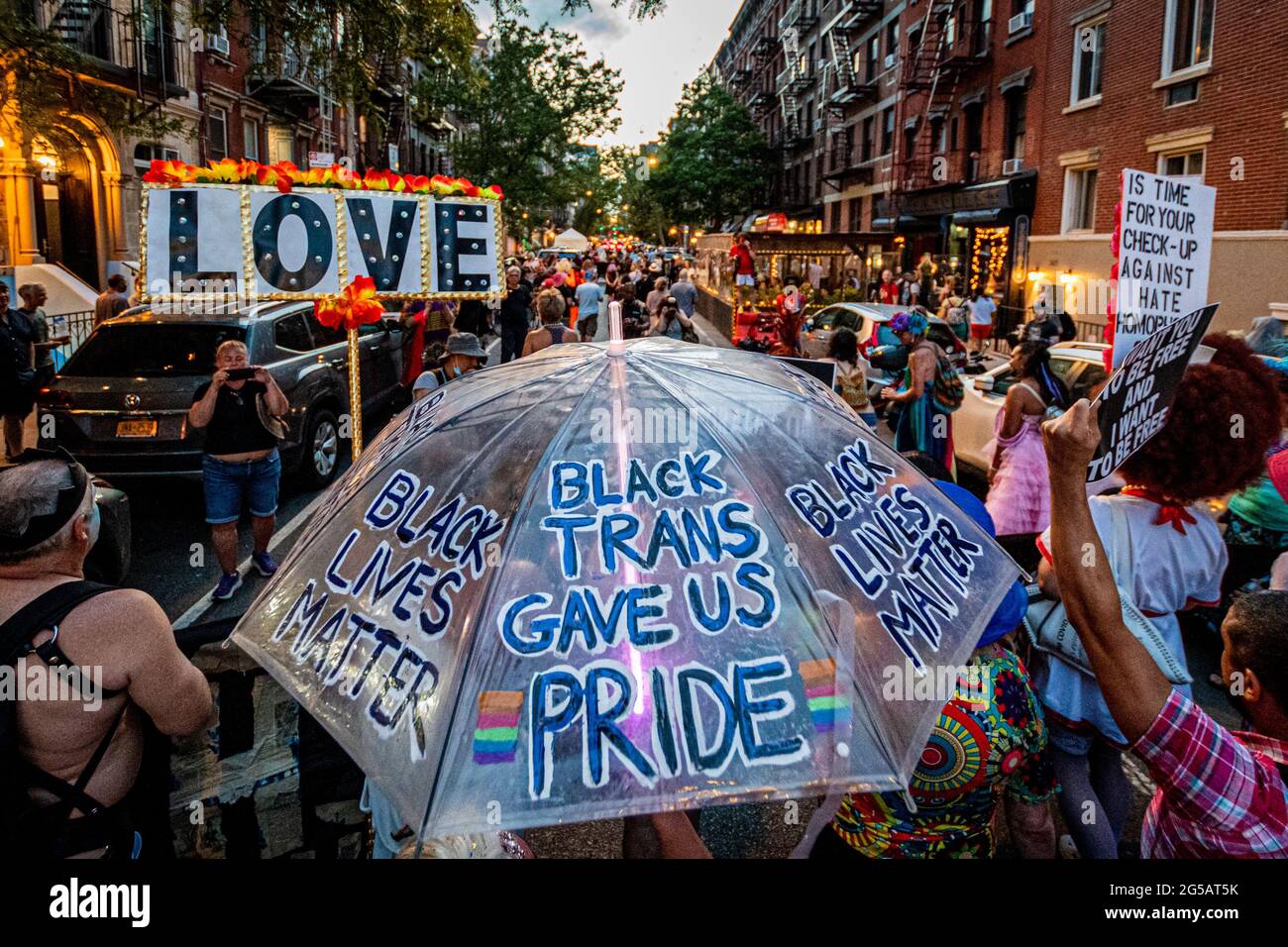 Hundreds Of Drag Queens and Kings filled the streets for the 27th ...