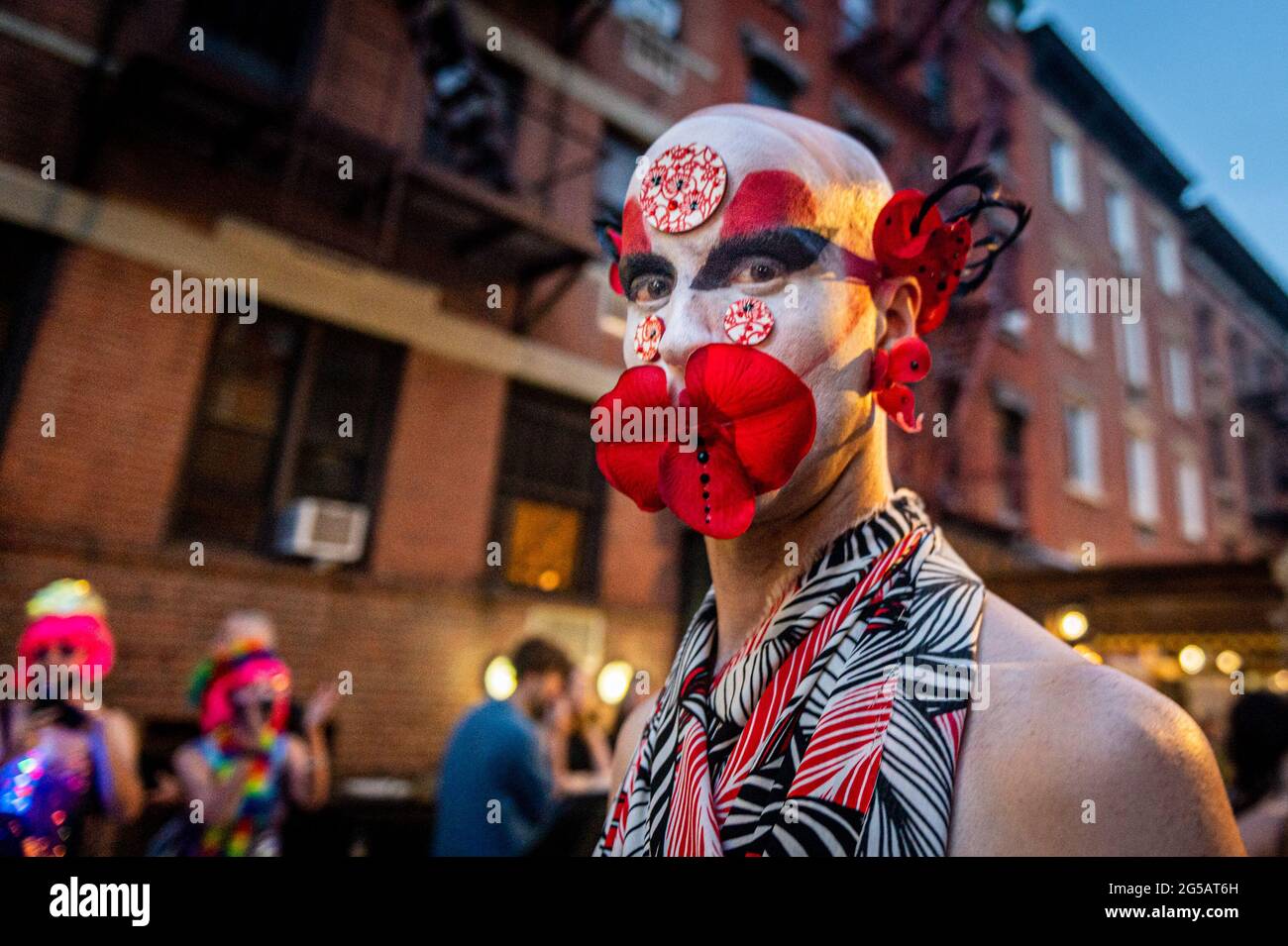 Hundreds Of Drag Queens and Kings filled the streets for the 27th ...