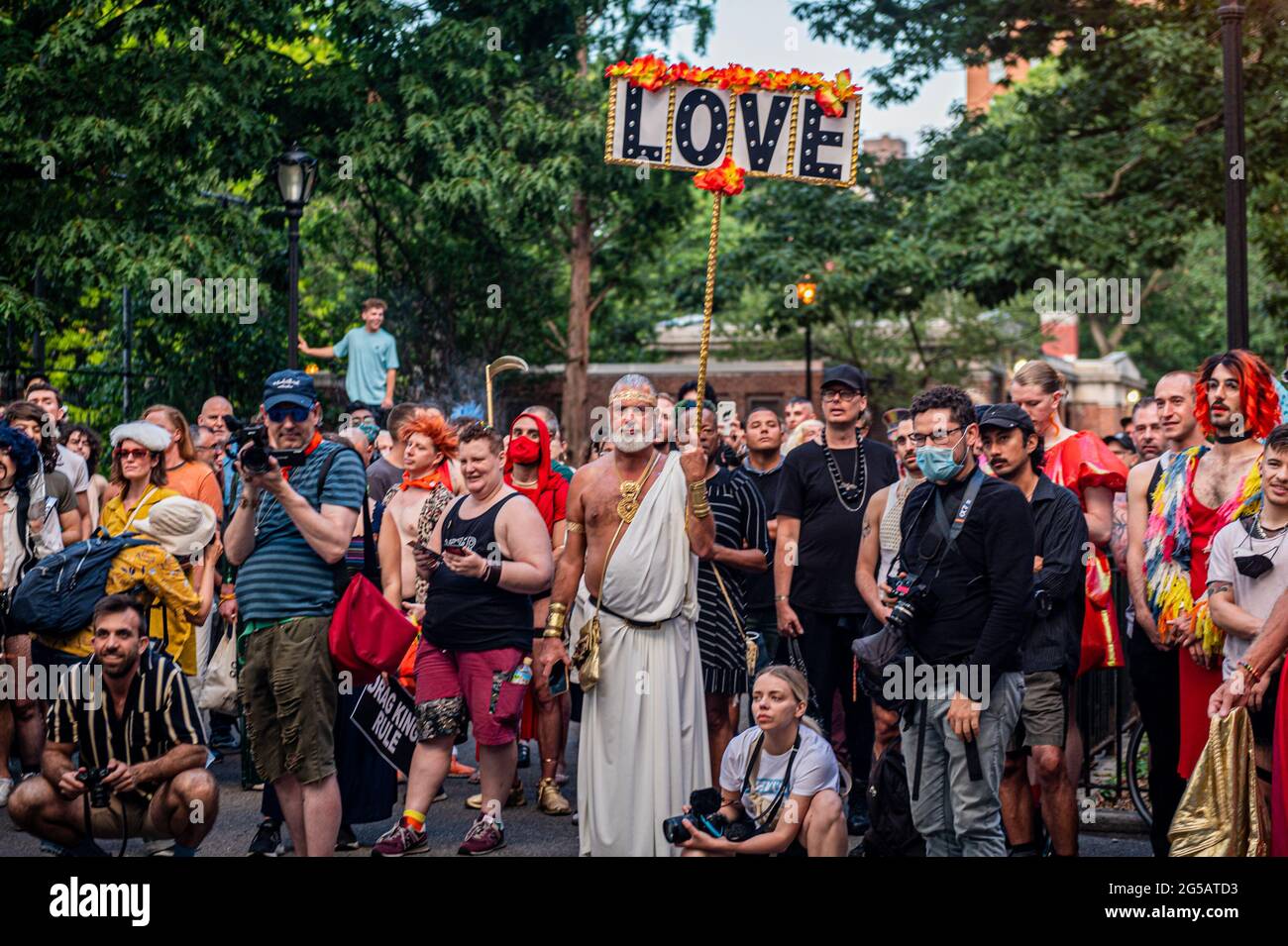 Hundreds Of Drag Queens and Kings filled the streets for the 27th ...