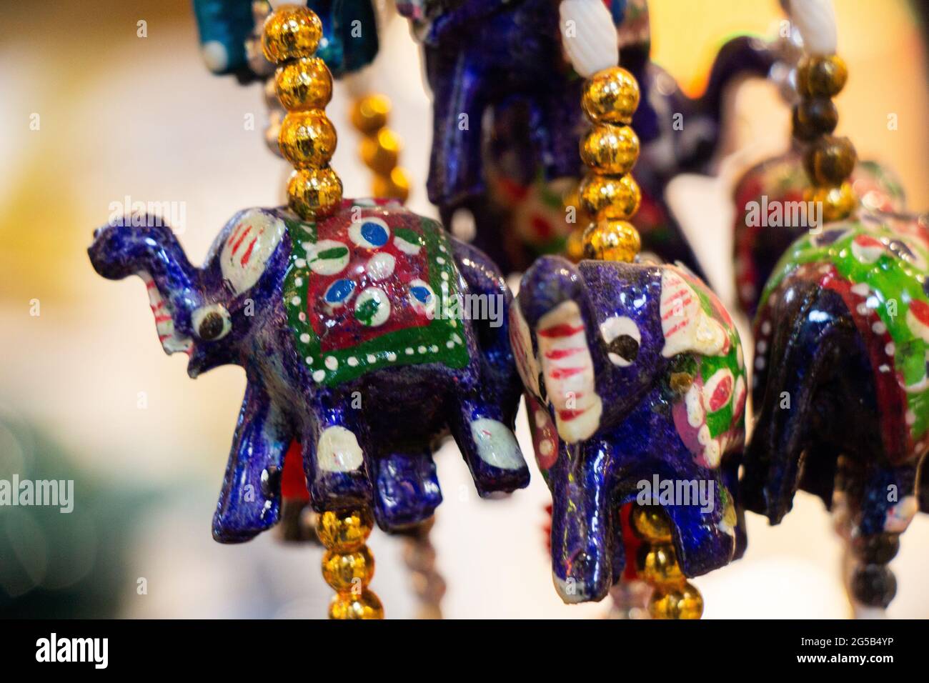 Large ceramic elephant hi-res stock photography and images - Alamy