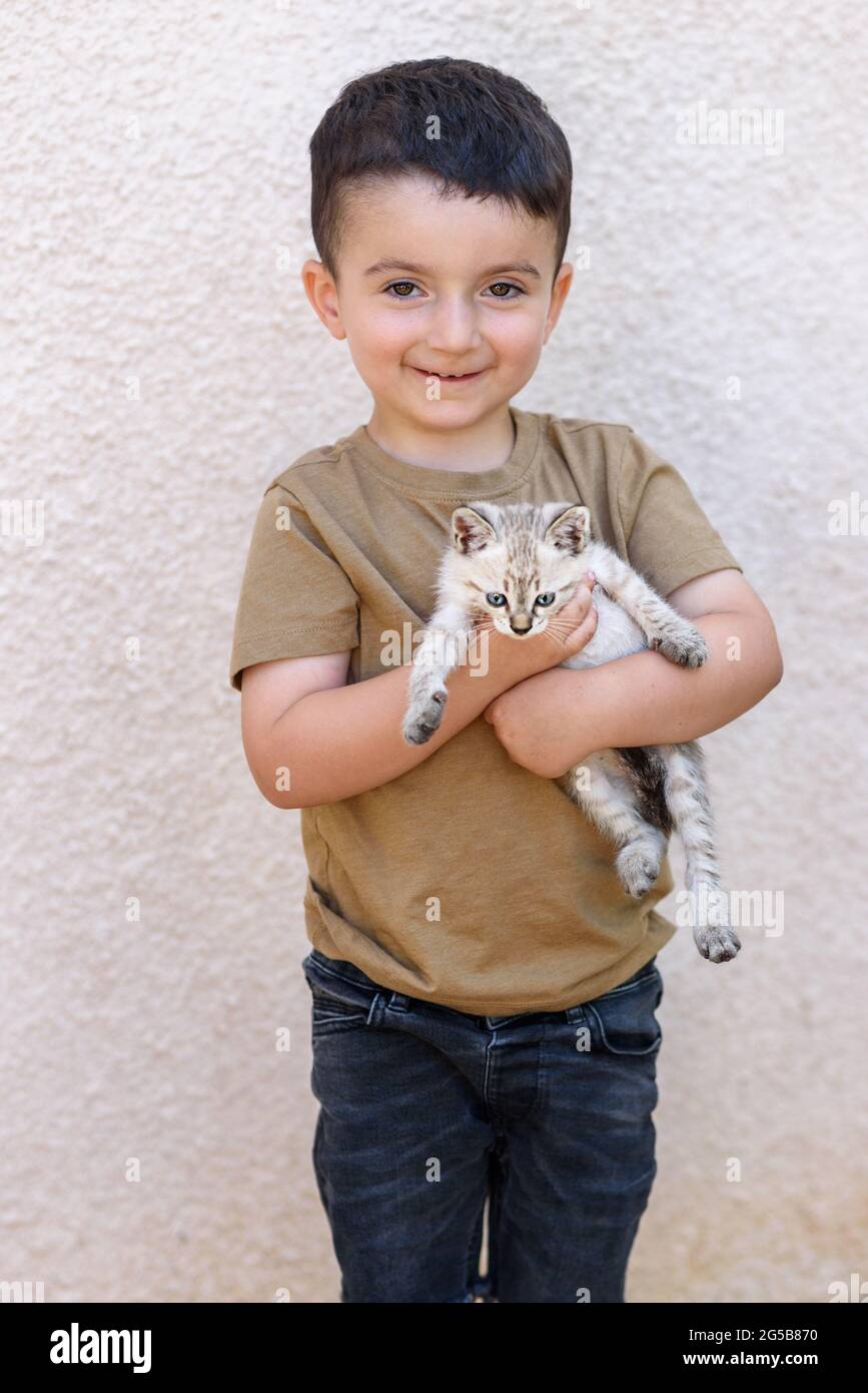 Child boy holding cat kitten hi-res stock photography and images - Alamy