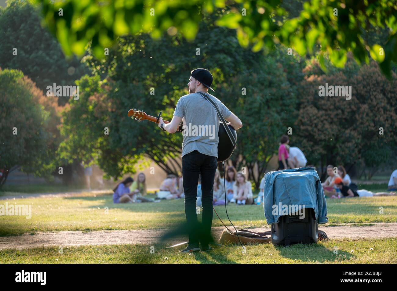 Artist guitarist hi-res stock photography and images - Alamy