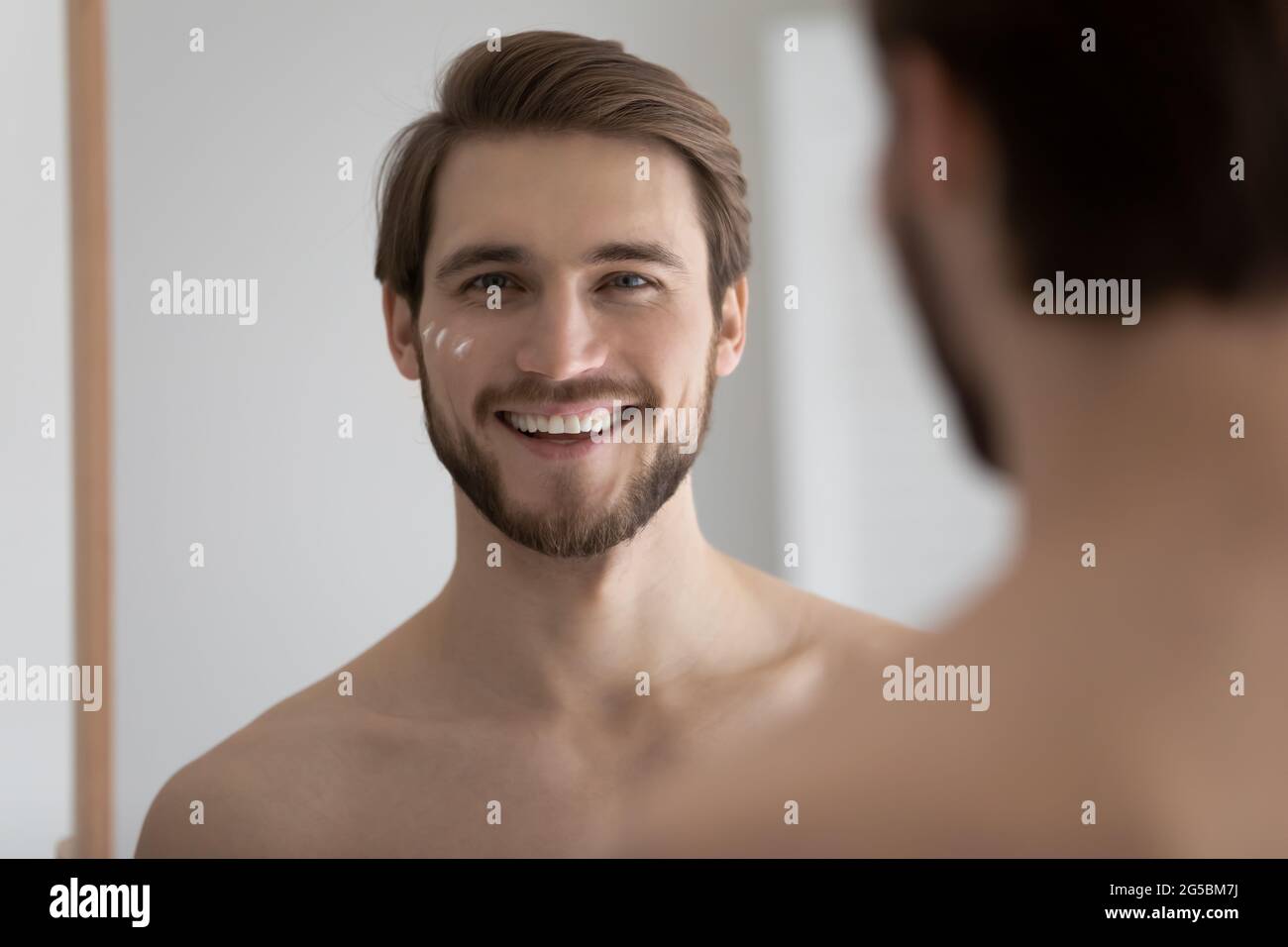 Bathroom male grooming hi-res stock photography and images - Alamy