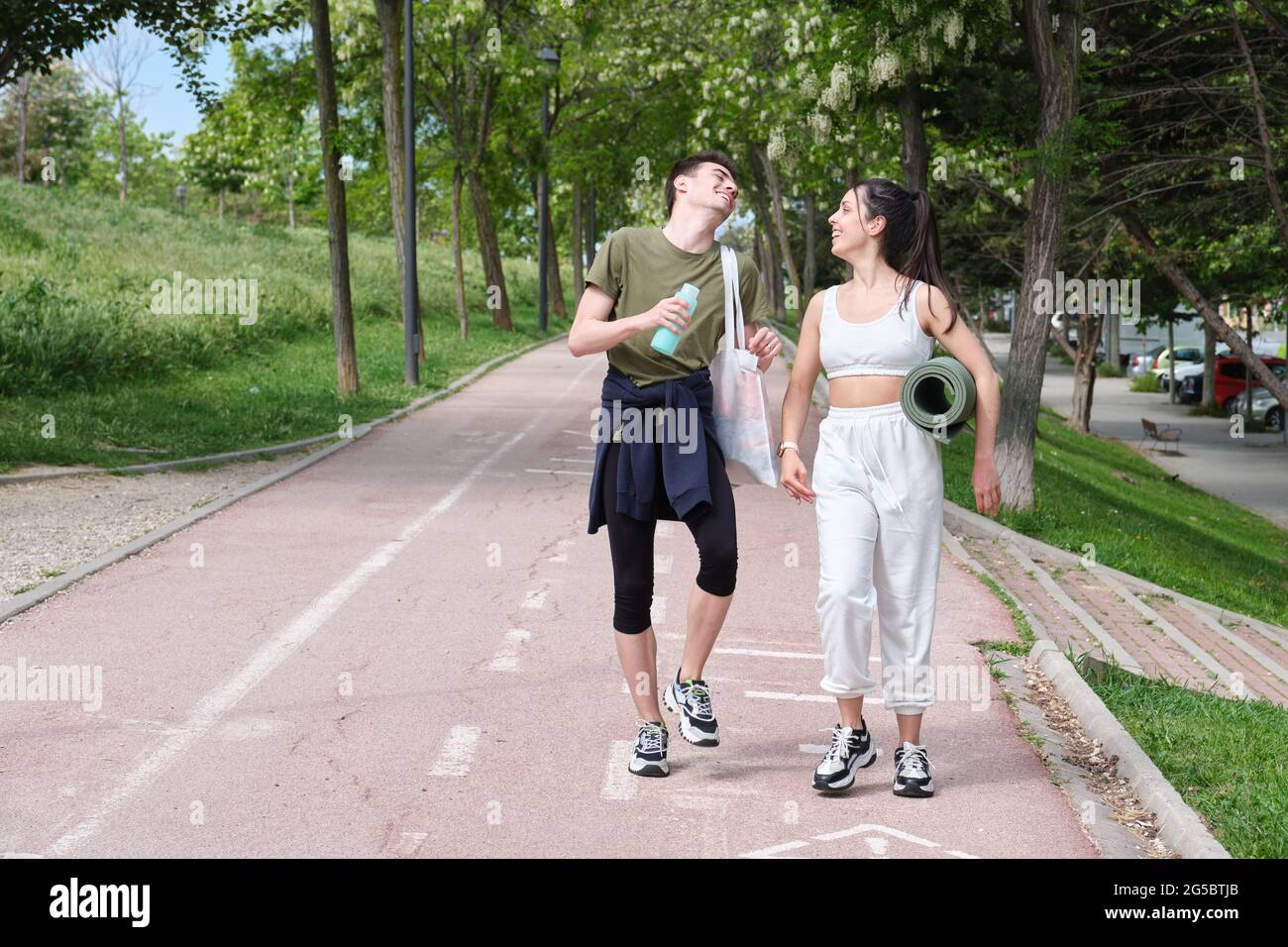 Laughing fitness couple hi-res stock photography and images - Alamy