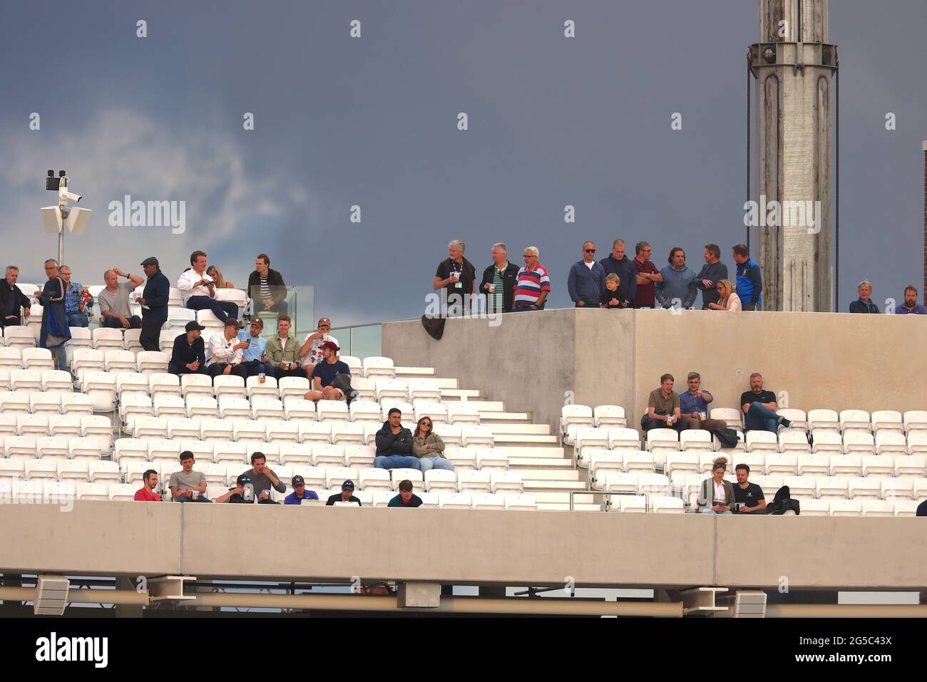Oval cricket ground crowd hi-res stock photography and images - Alamy