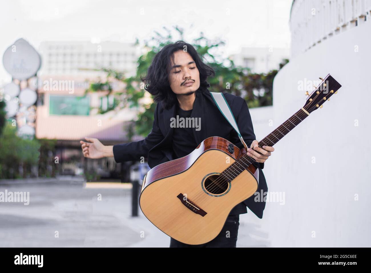 Asian handsome guitarist artist man hi-res stock photography and images ...