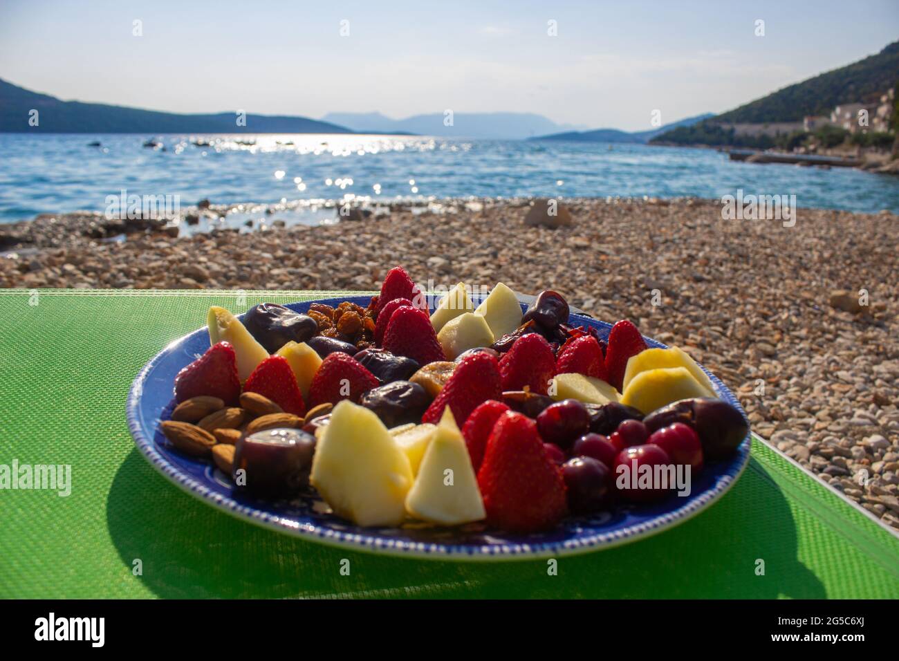 Fruit platter on beach hi-res stock photography and images - Alamy