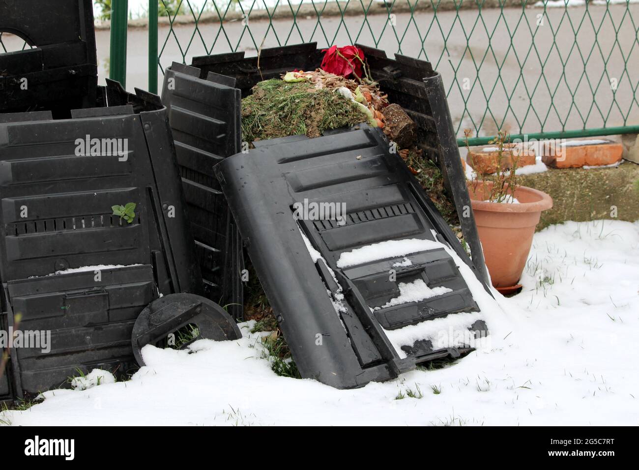 Fallen bin hi-res stock photography and images - Alamy
