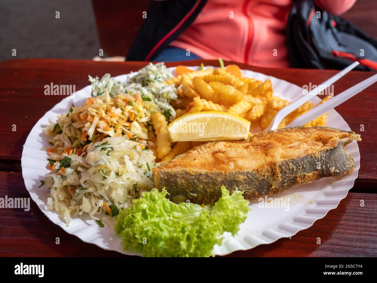 Fried fish with fries and vegetable salad Stock Photo - Alamy
