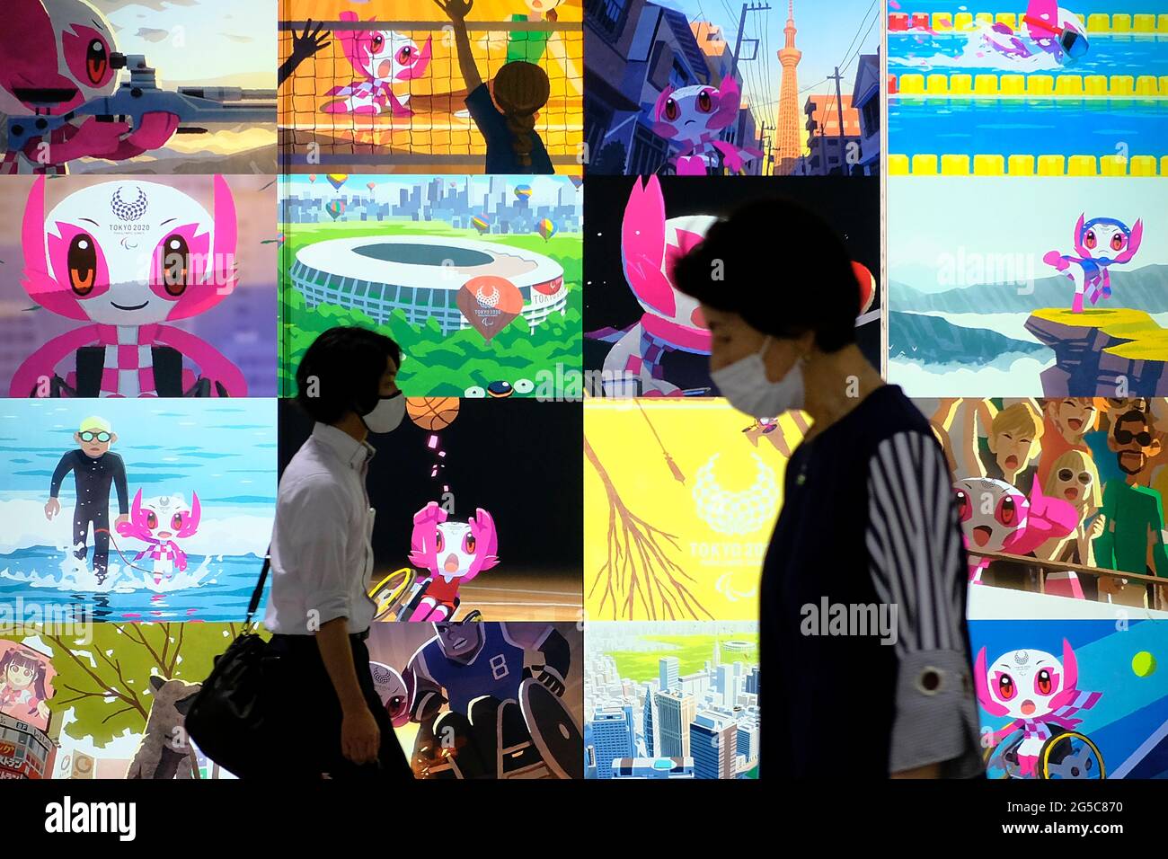 Tokyo, Japan. 25th June, 2021. Pedestrians wearing face masks as a ...
