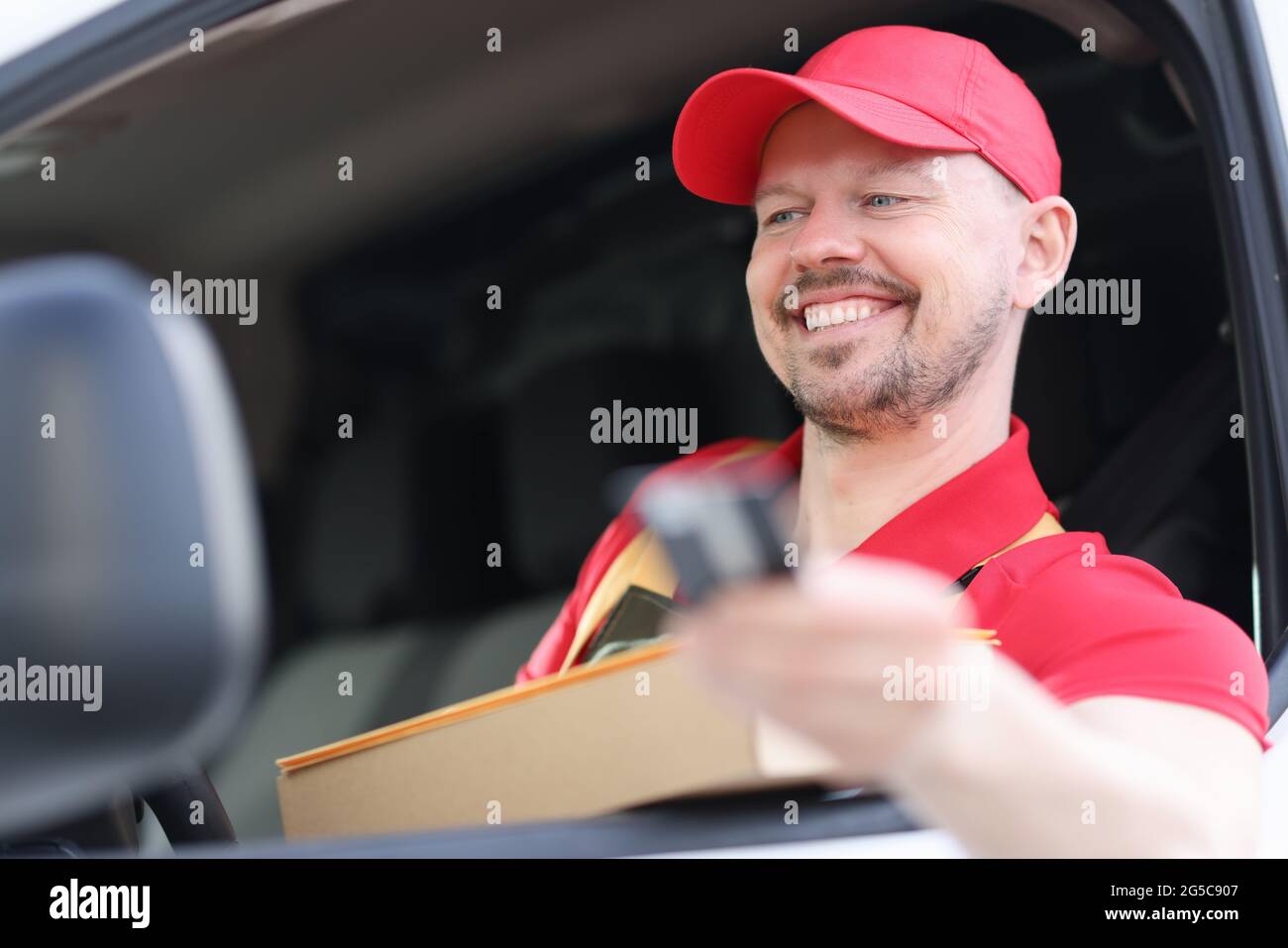 Delivery driver and box hi-res stock photography and images - Alamy