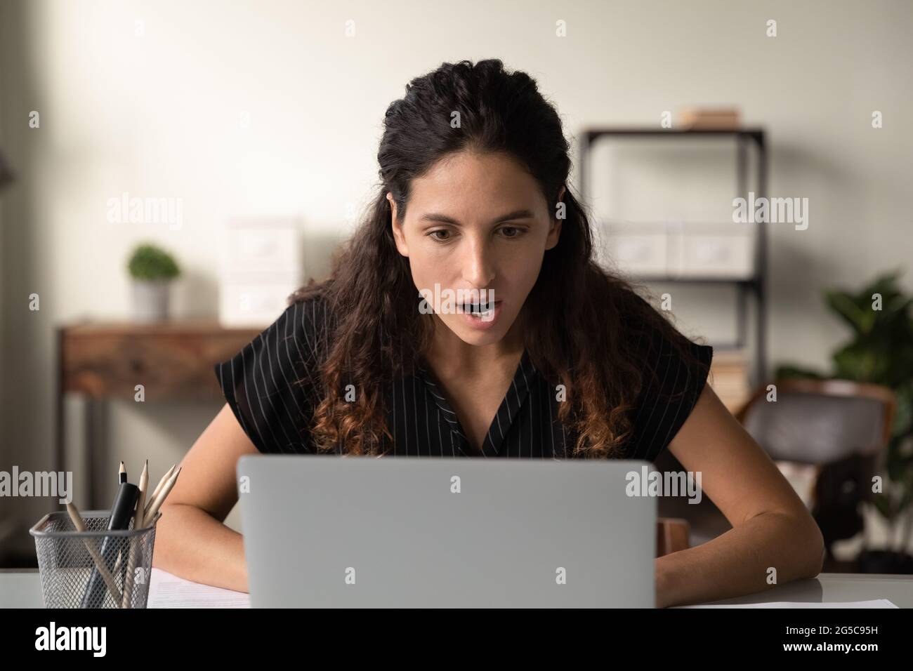 Woman computer upset shocked hi-res stock photography and images - Alamy