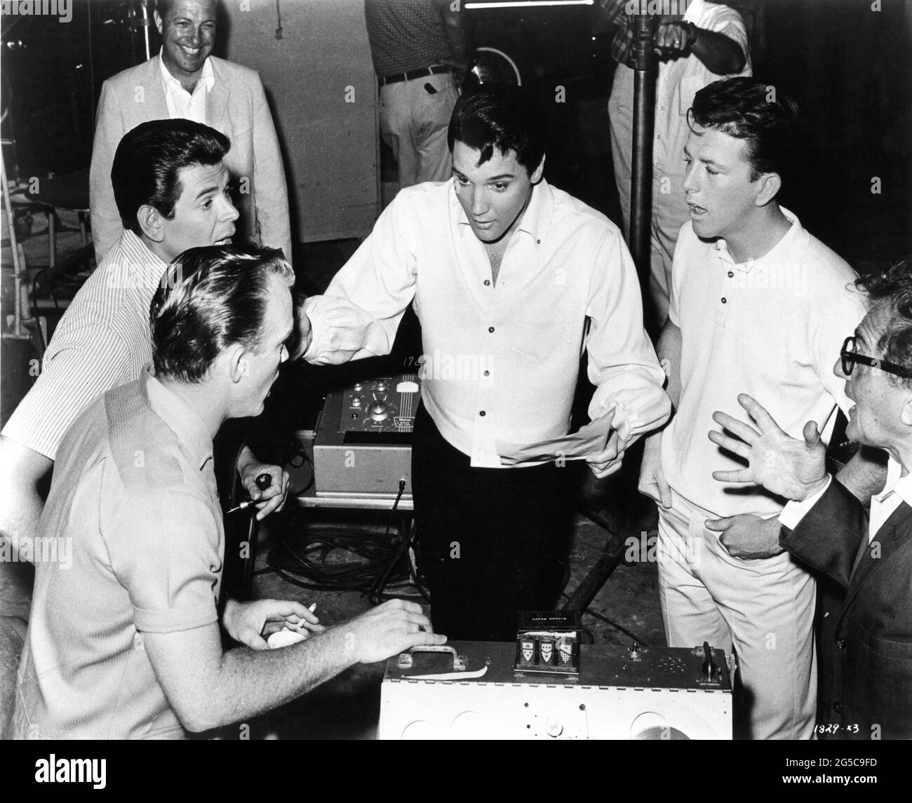 Elvis presley girl happy 1965 hi-res stock photography and images - Alamy