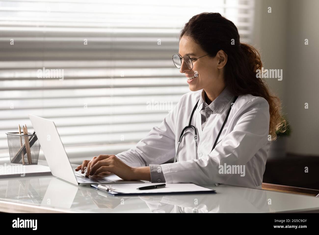 Female gp computer hi-res stock photography and images - Alamy
