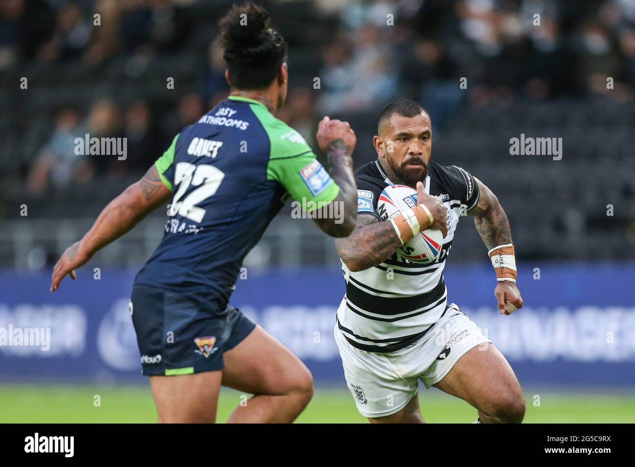 Manu Ma'u (12) of Hull FC runs with the ball Stock Photo - Alamy