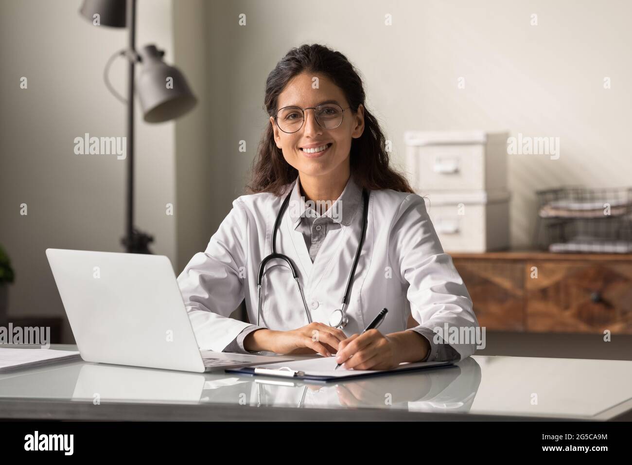 Doctor hospital sit desk work hi-res stock photography and images - Alamy