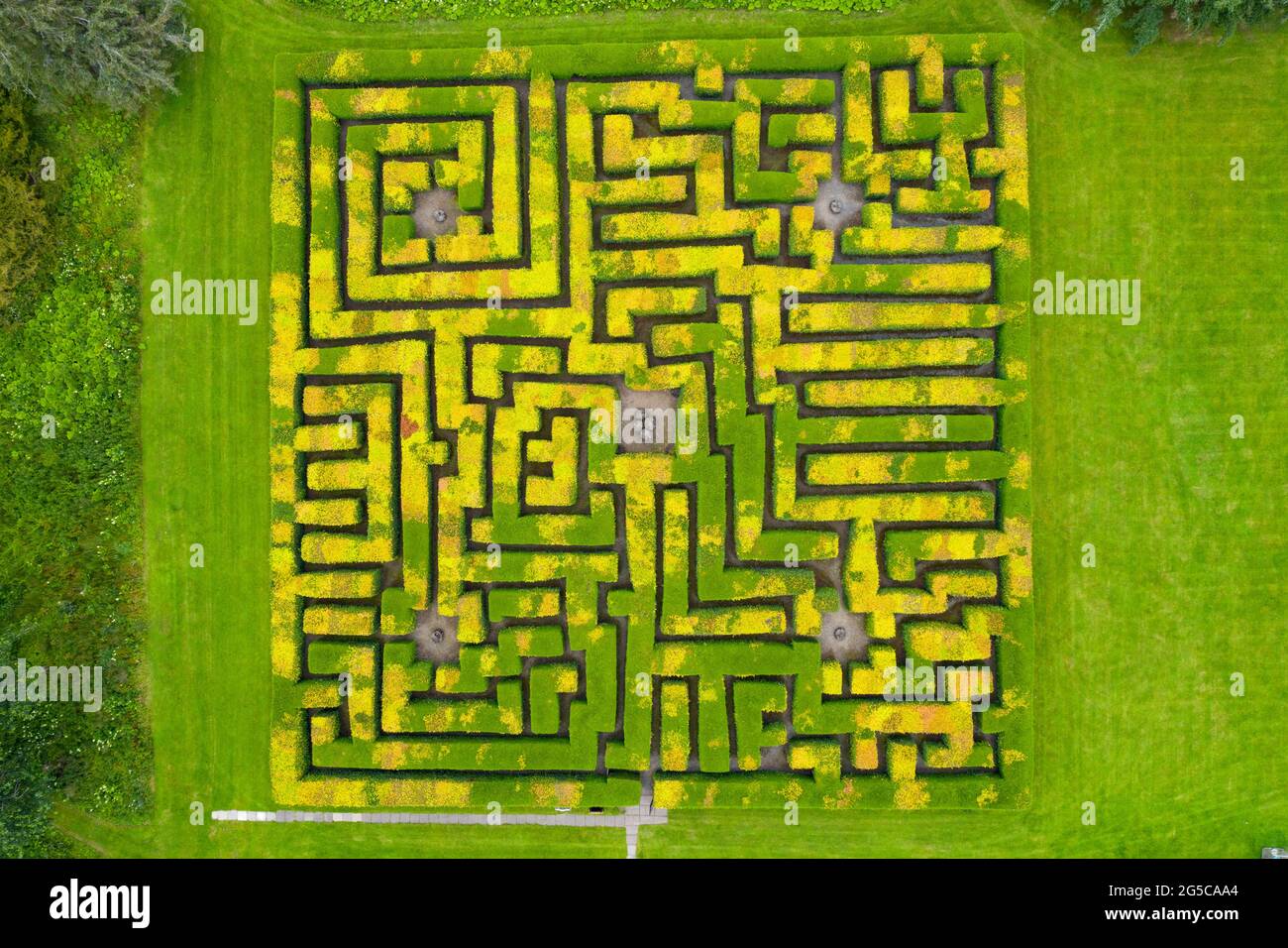 Maze aerial garden hi-res stock photography and images - Alamy