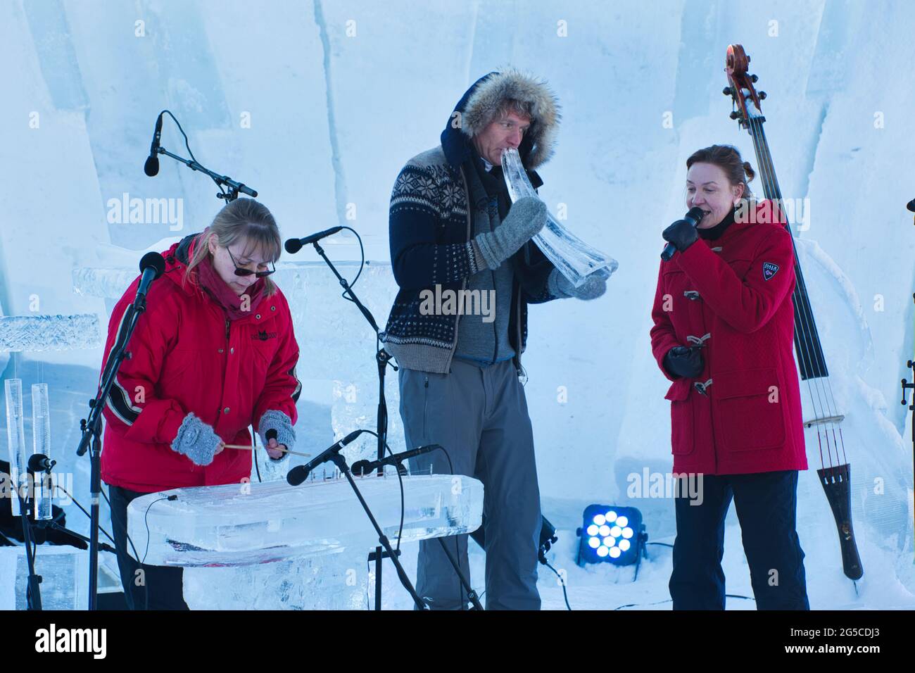 Playing musical instruments hi-res stock photography and images - Alamy