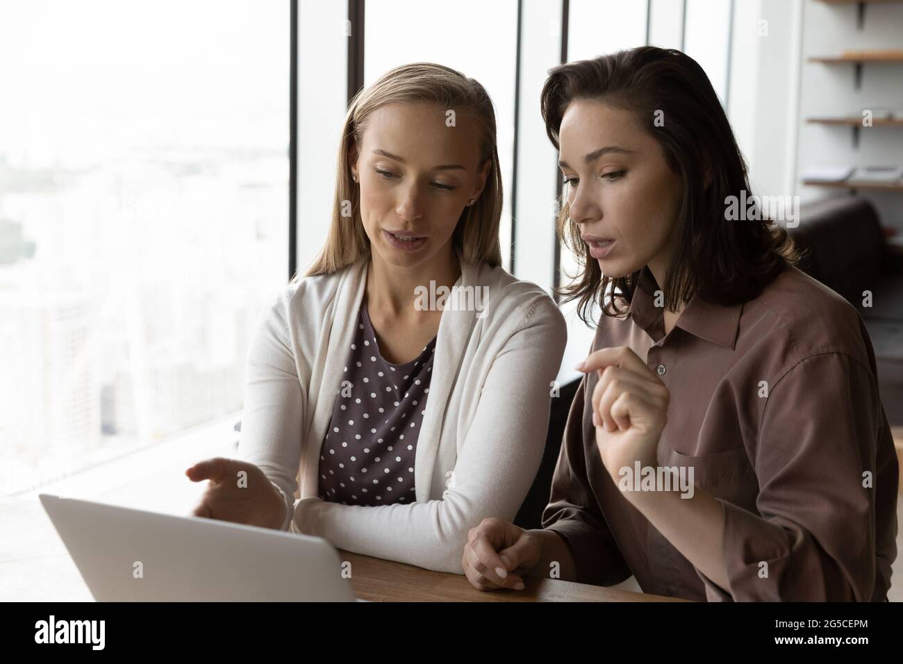 Female employees hi-res stock photography and images - Alamy