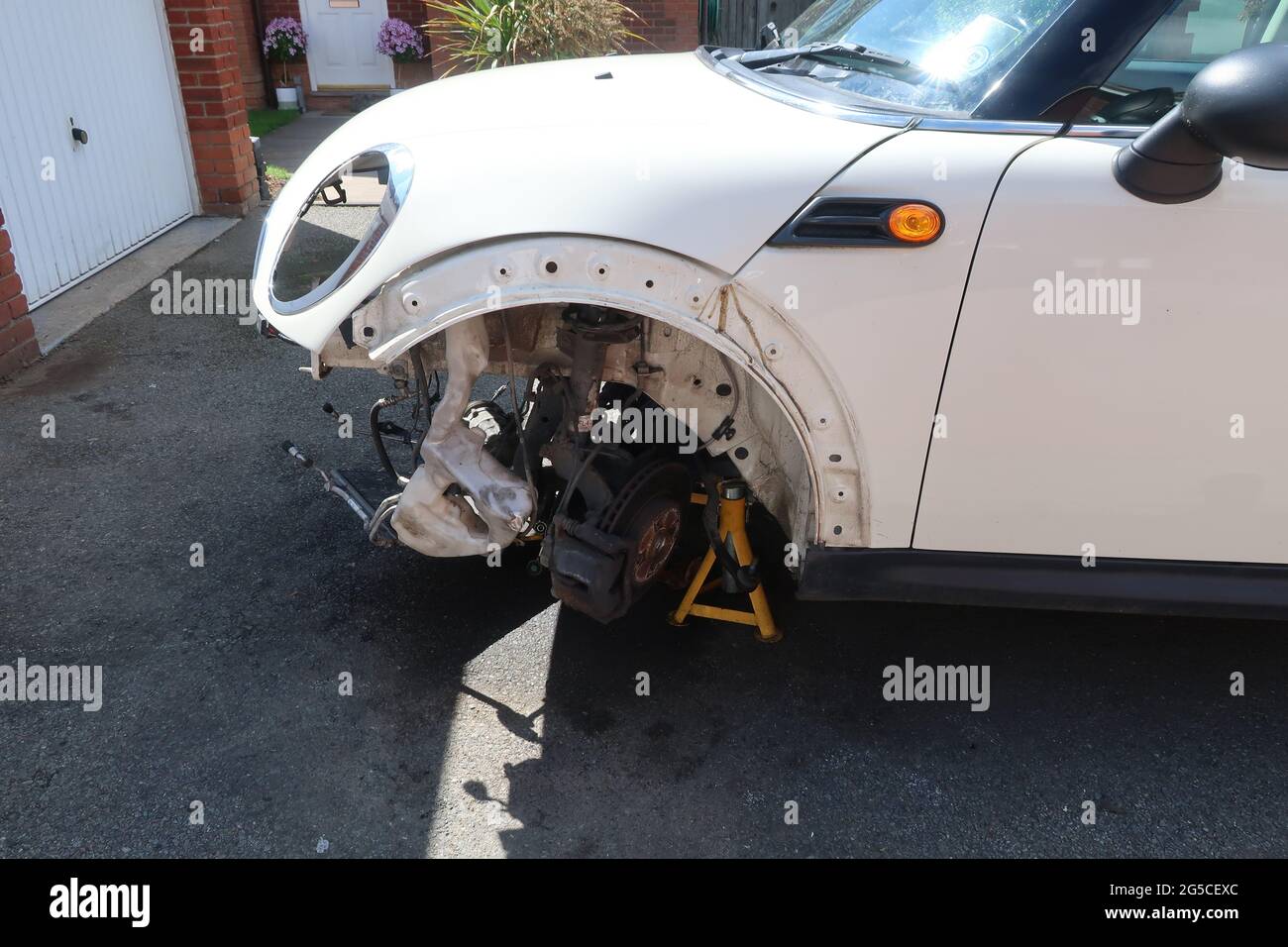 Jacked up car hi-res stock photography and images - Alamy