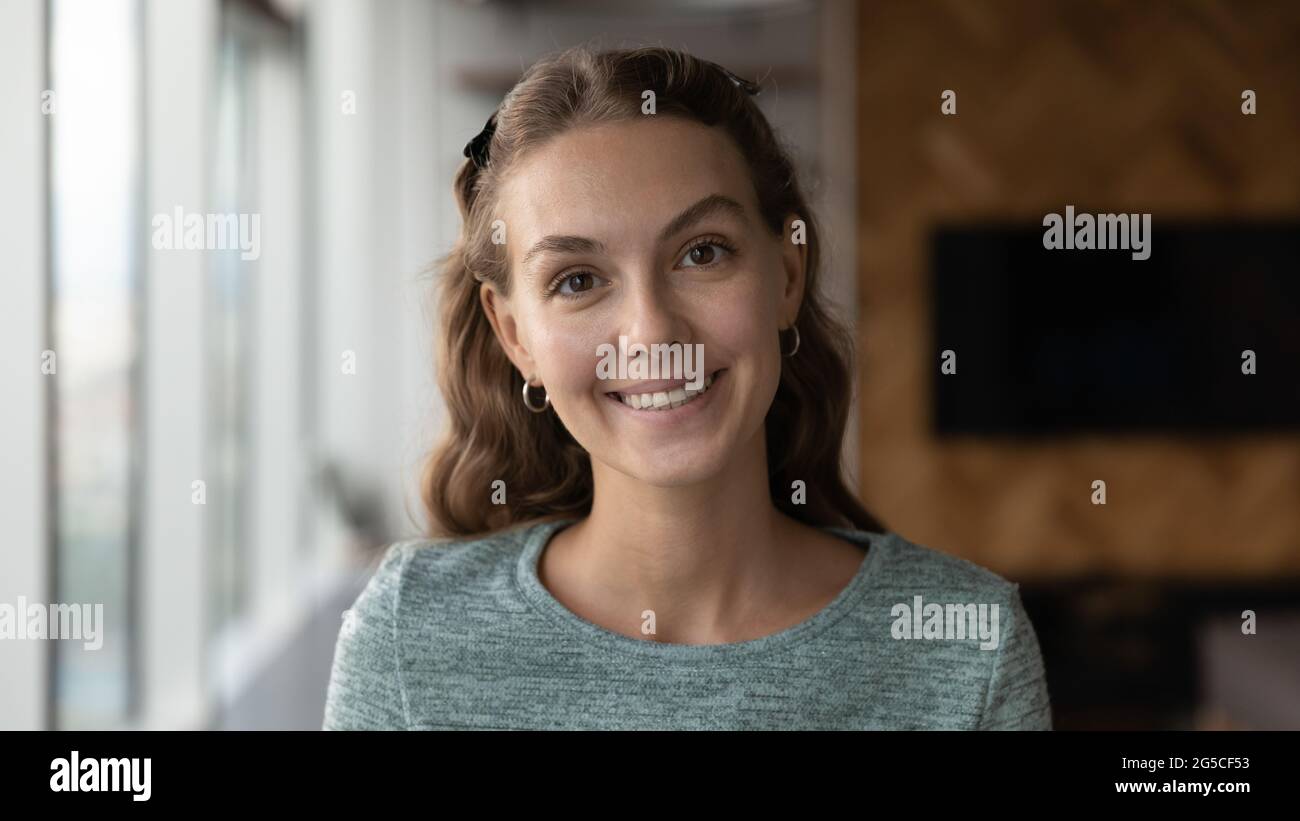 Head shot portrait of smiling young 20s woman Stock Photo - Alamy