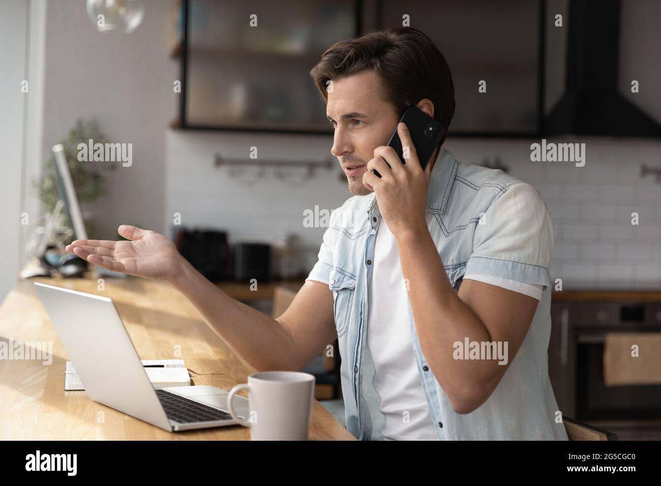 Man multitasking hi-res stock photography and images - Alamy