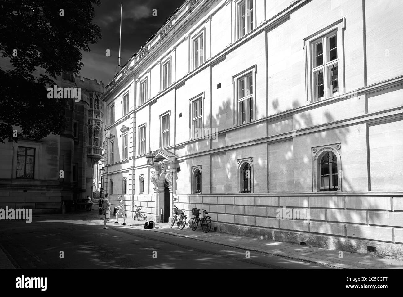 Students outside Trinity Hall college, university of Cambridge, England ...
