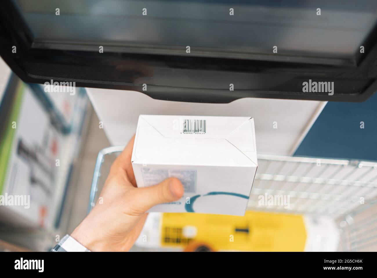 Rfid tag in hand hi-res stock photography and images - Alamy