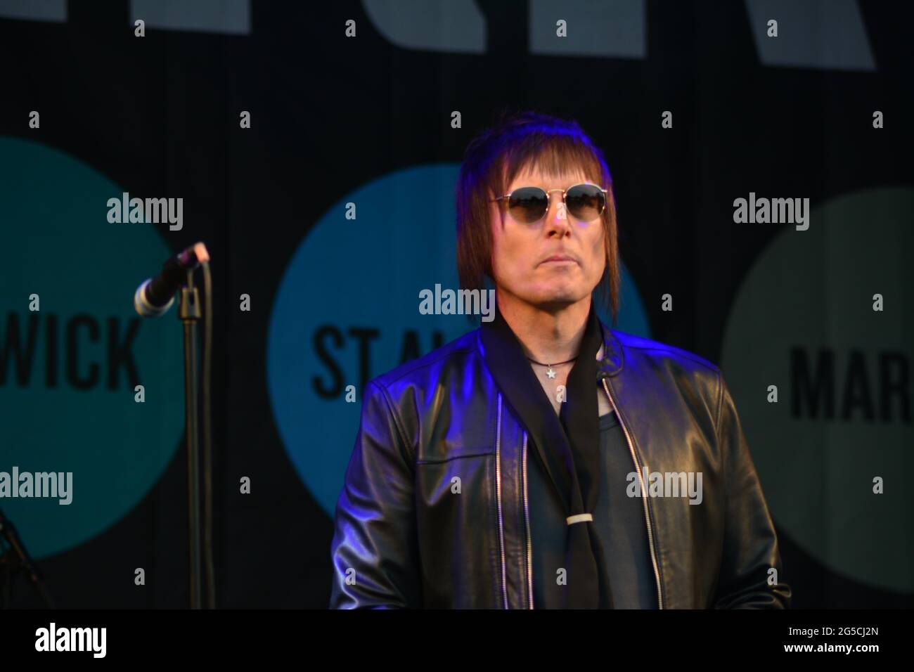 Noasis tribute band hi-res stock photography and images - Alamy