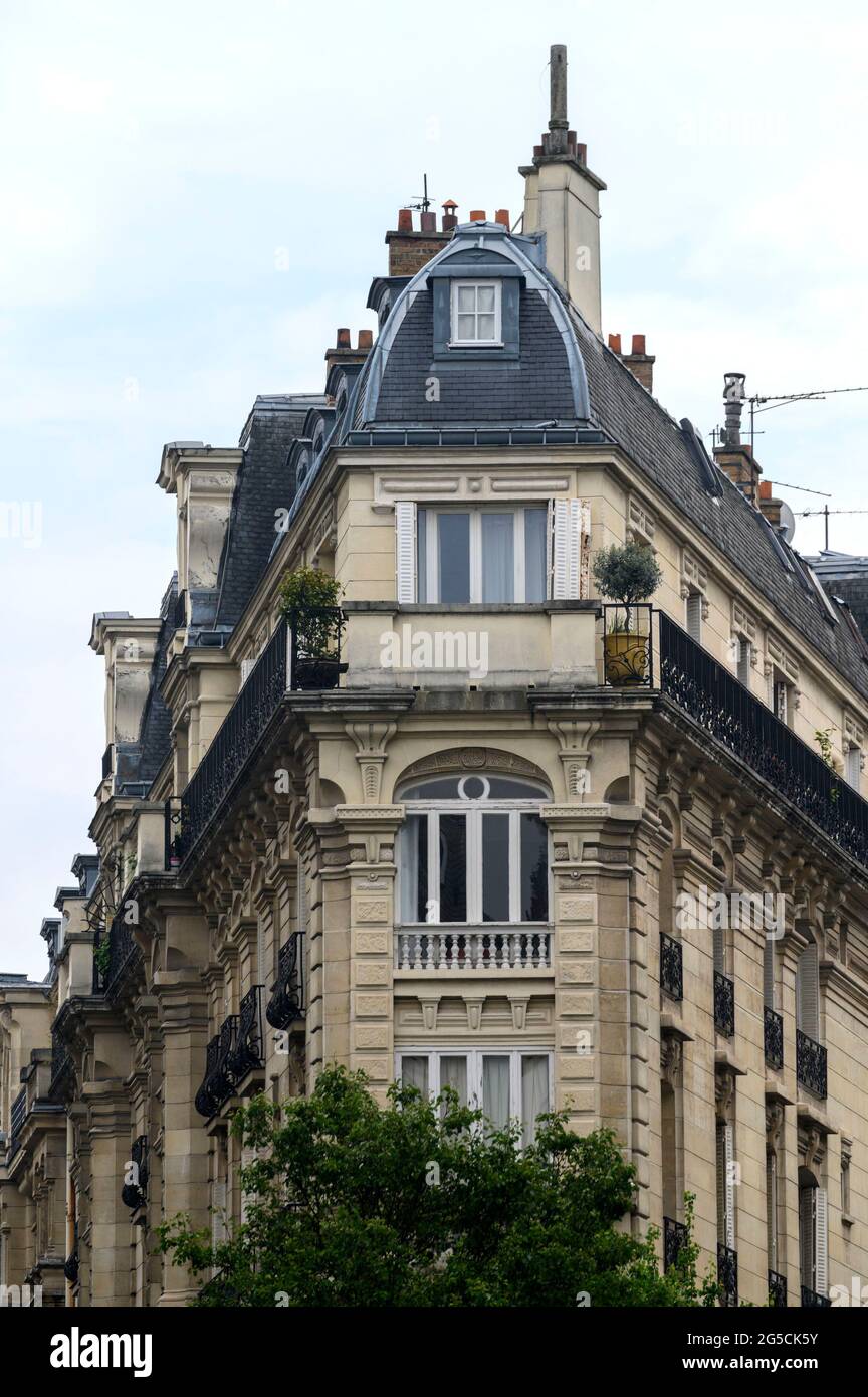 France paris haussmann building facade hi-res stock photography and ...