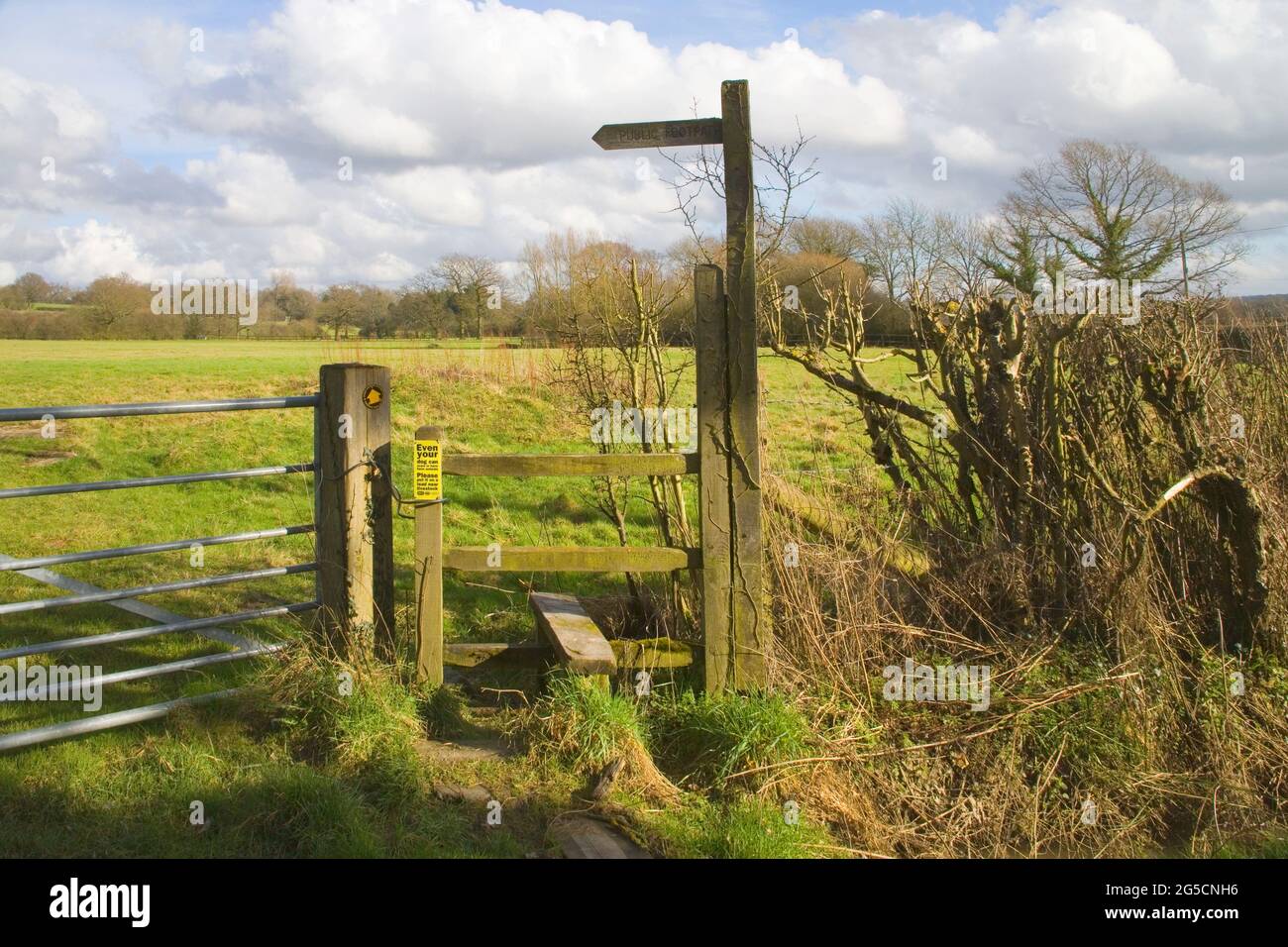 Footpath style sign hi-res stock photography and images - Alamy