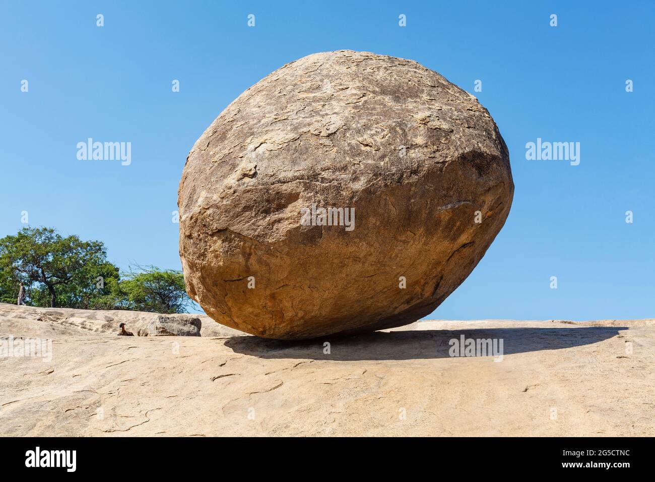 Krishna's Butter Ball, a huge boulder in Mamallapuram, Tamil Nadu ...