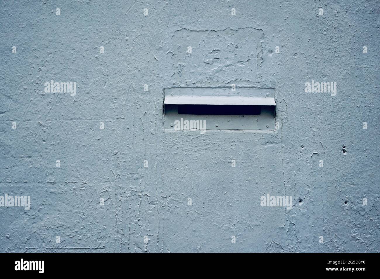 Hole letterbox hi-res stock photography and images - Alamy