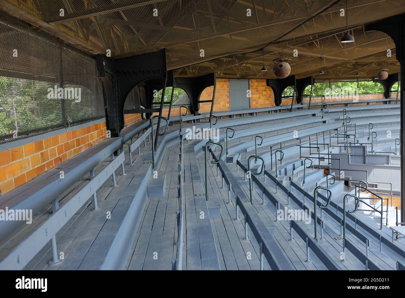 Grandstand seating hi-res stock photography and images - Alamy