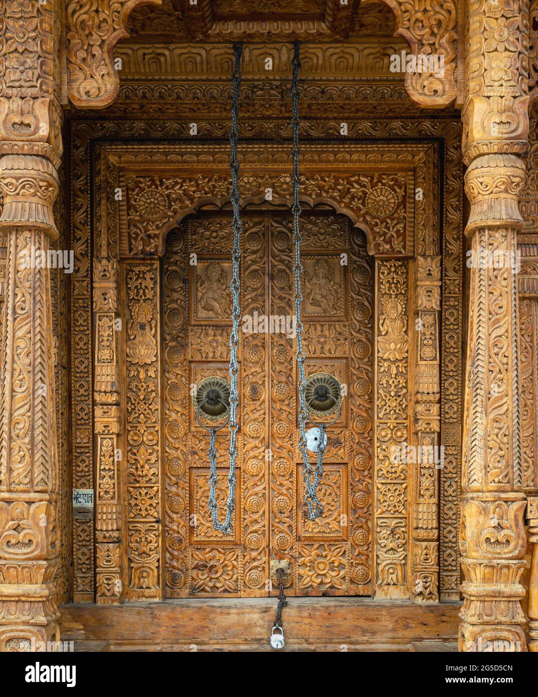 Intricate carved door hi-res stock photography and images - Alamy