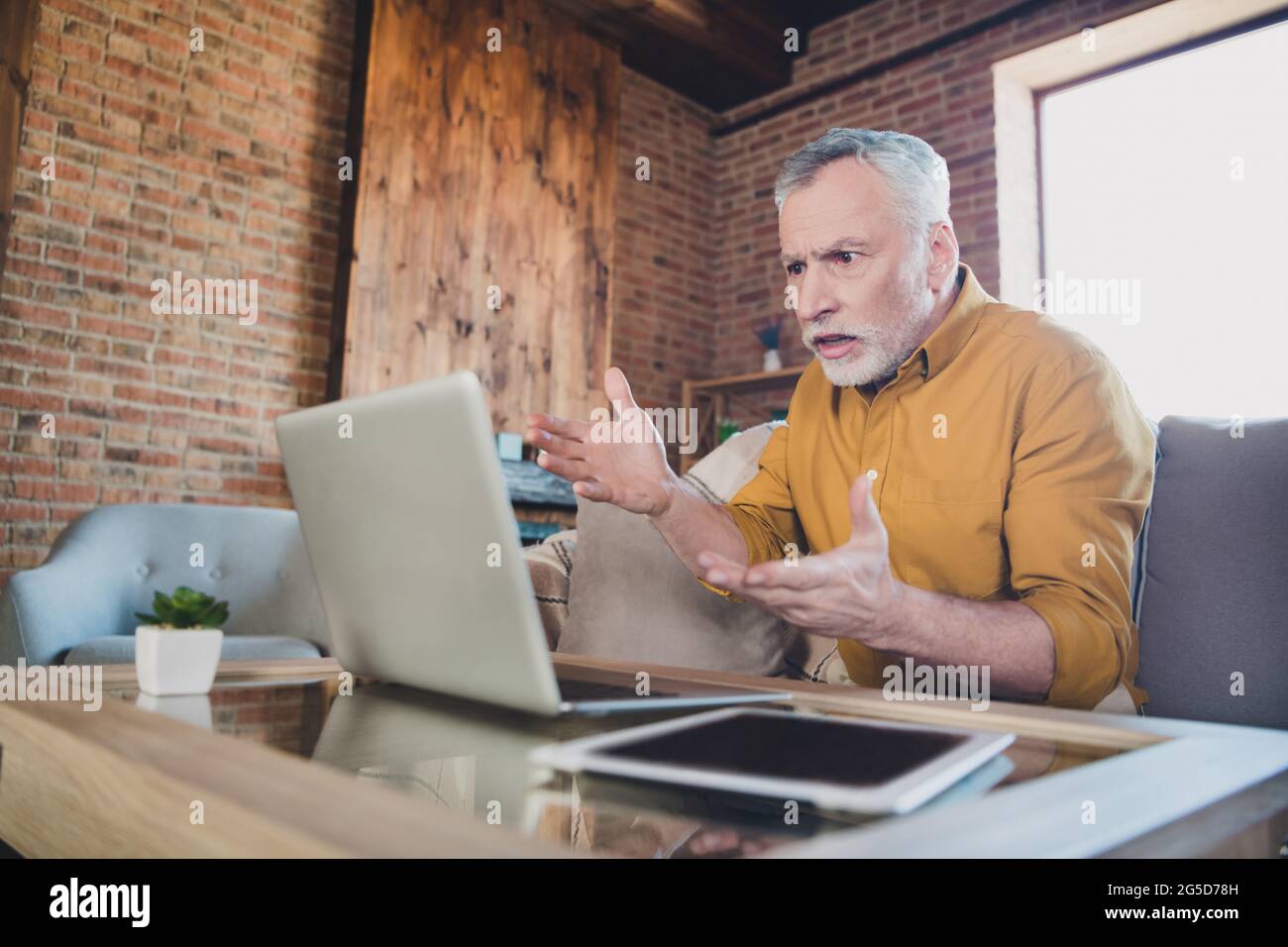Old man confused computer hi-res stock photography and images - Alamy