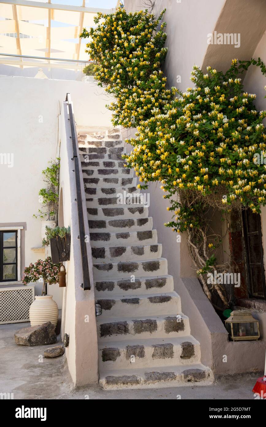 Greek whitewashed outdoor stairs hi-res stock photography and images ...