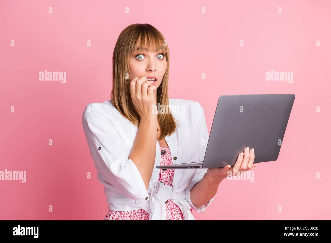 Photo portrait female stressed programmer with laptop made mistake ...