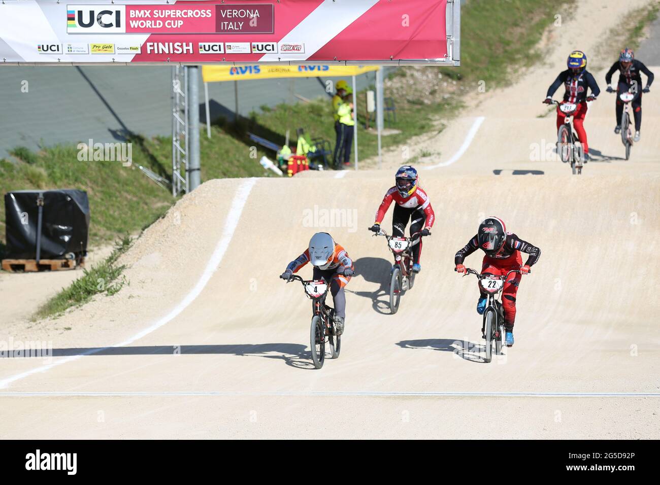 Judy BAAUW (4) finishes ahead of Merel SMULERS (22) of Netherlands ...