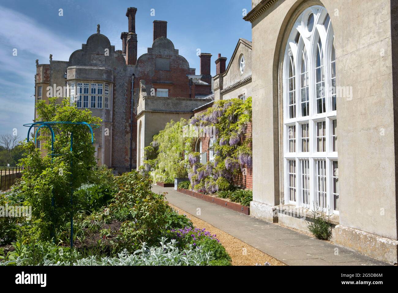 Chimneys english country manor hi-res stock photography and images - Alamy