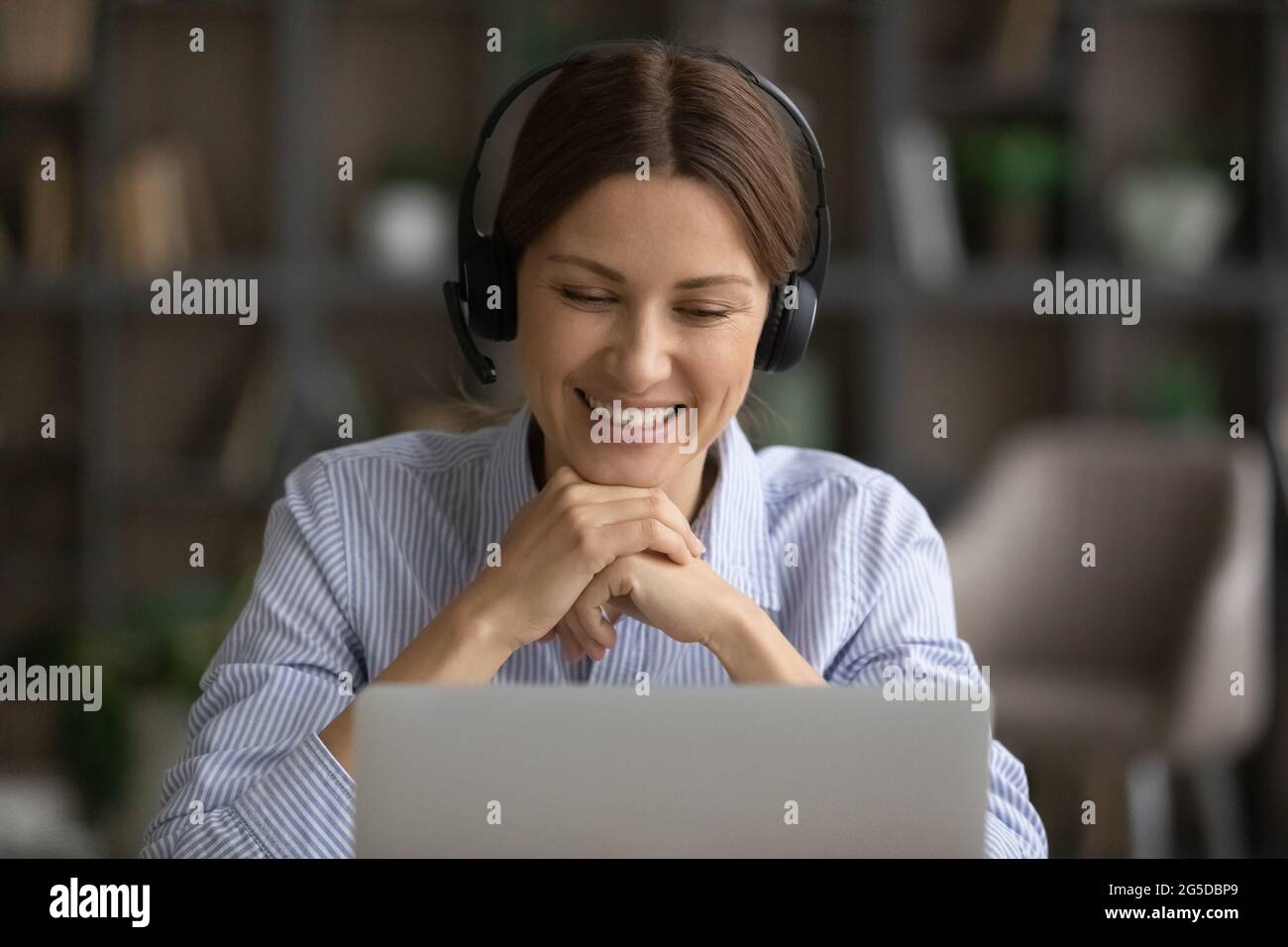 Smiling young lady applicant hi-res stock photography and images - Alamy
