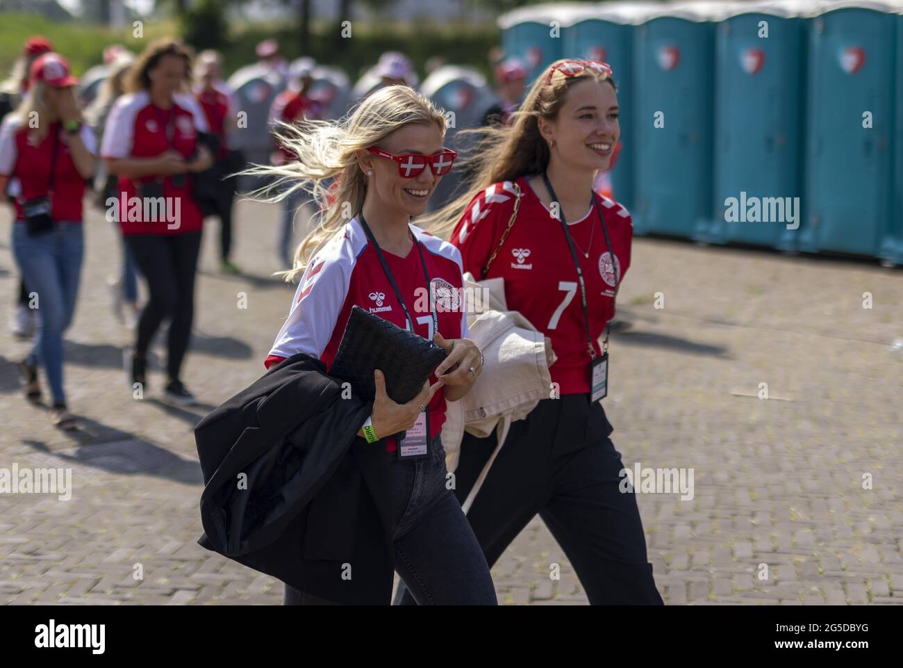 Fan von Jens Stryger Larsen (Dänemark) und Robert Skov (Dänemark) Wales ...
