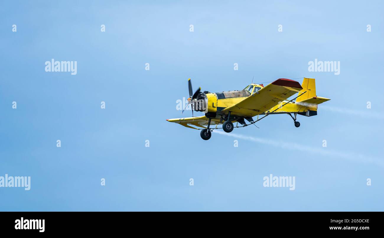 Airplane flying over agricultural field hi-res stock photography and ...