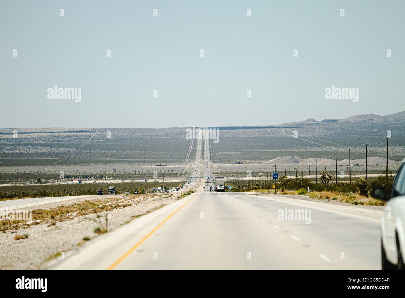 Infinity road in the desert with cars Stock Photo - Alamy