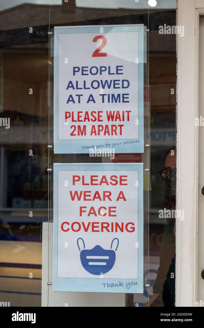 Chesham, Buckinghamshire, UK. 25th June, 2021. A 2 people allowed in a ...