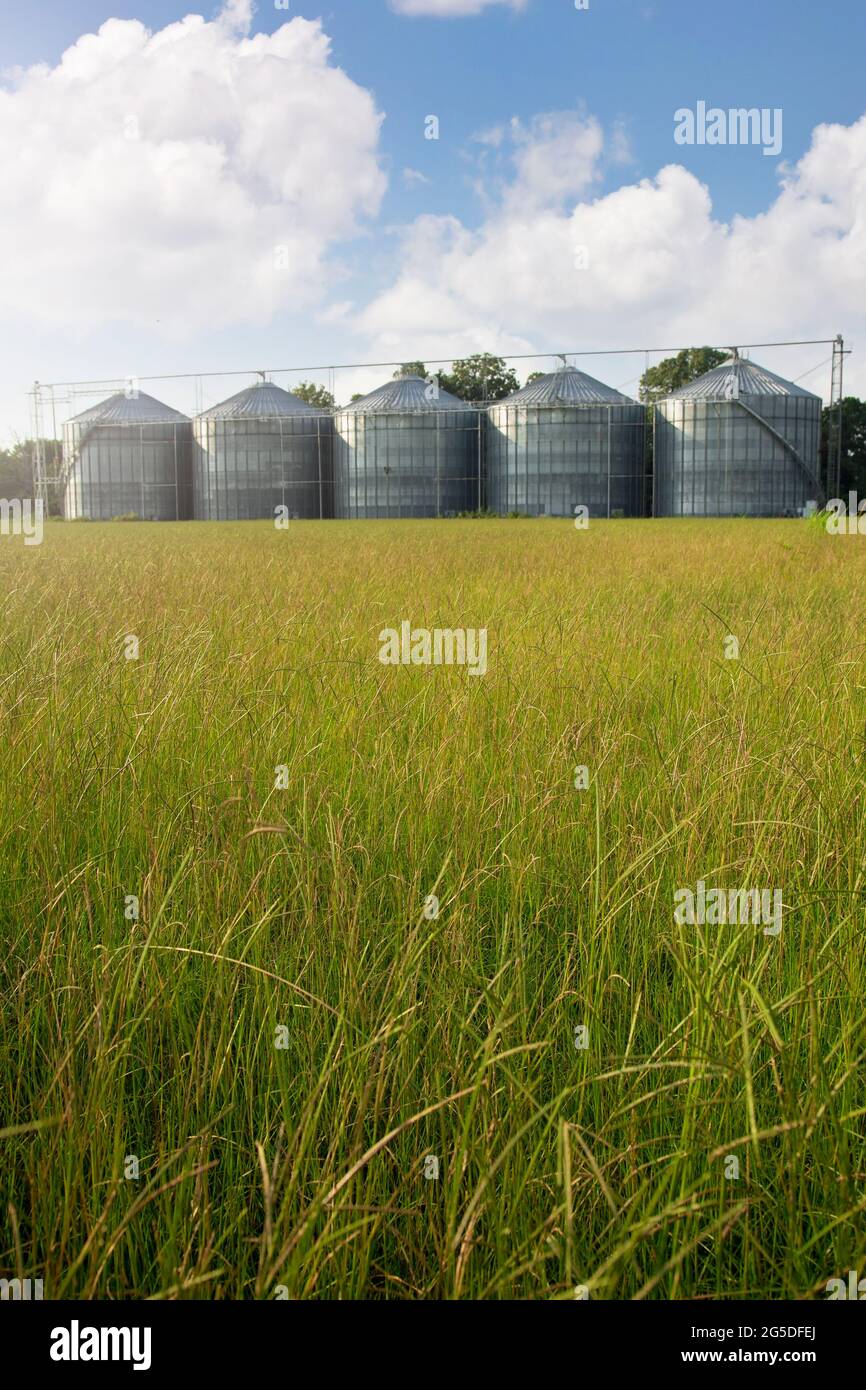 Round metal buildings hi-res stock photography and images - Alamy